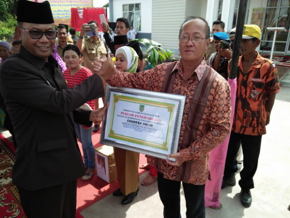 Pemda Rohil Berikan Piagam Penghargaan Kepada Chandra Halim Sebagai ...