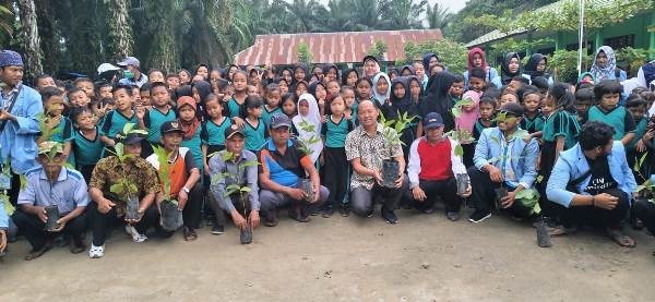 Siswaja Muljadi dan BEM UNRI Tanam Pohon dan Tebar 30.000 Ekor Benih ...